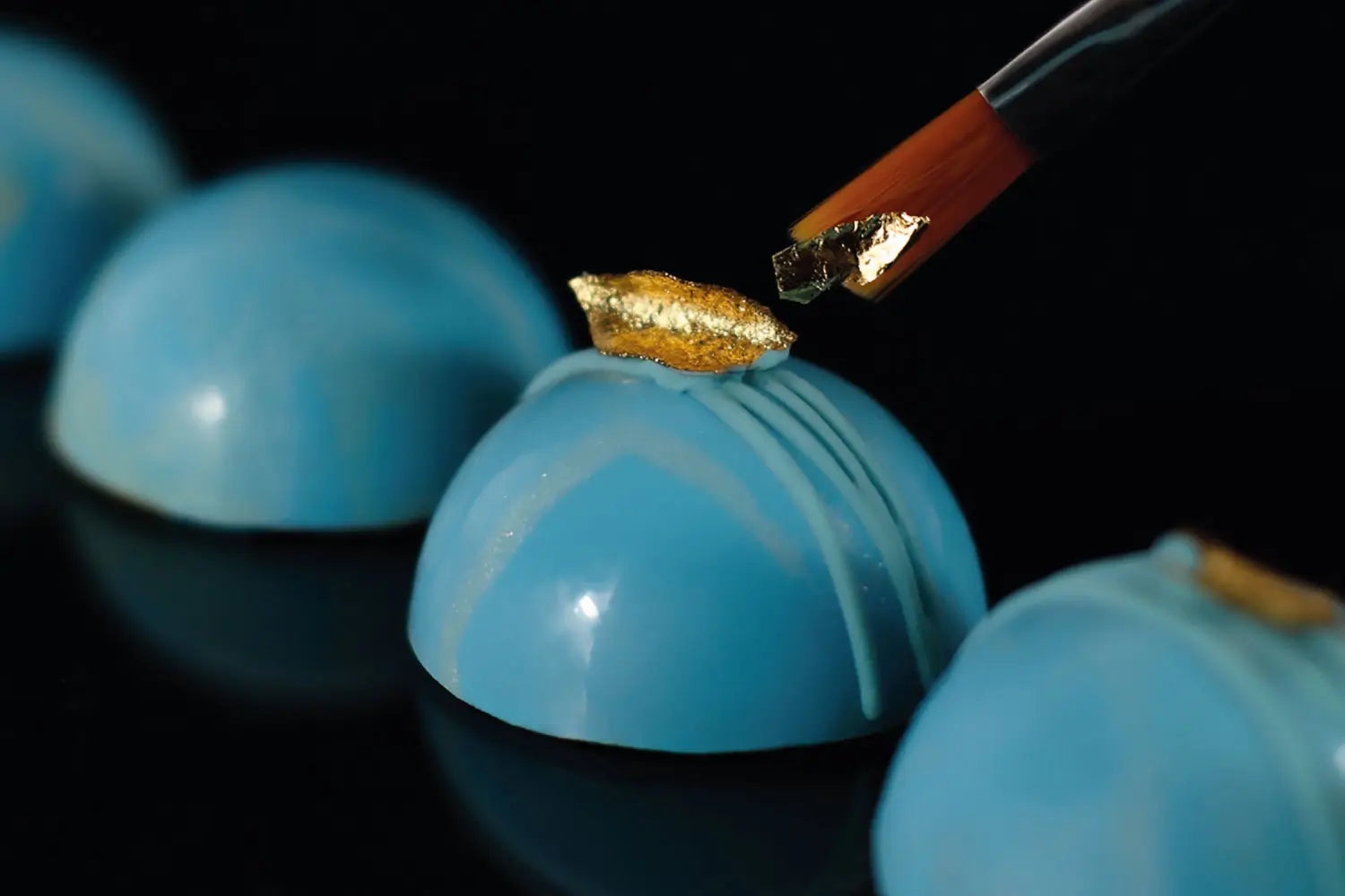El Arte de los Chocolates Decorados con Oro En Magno Chocolates